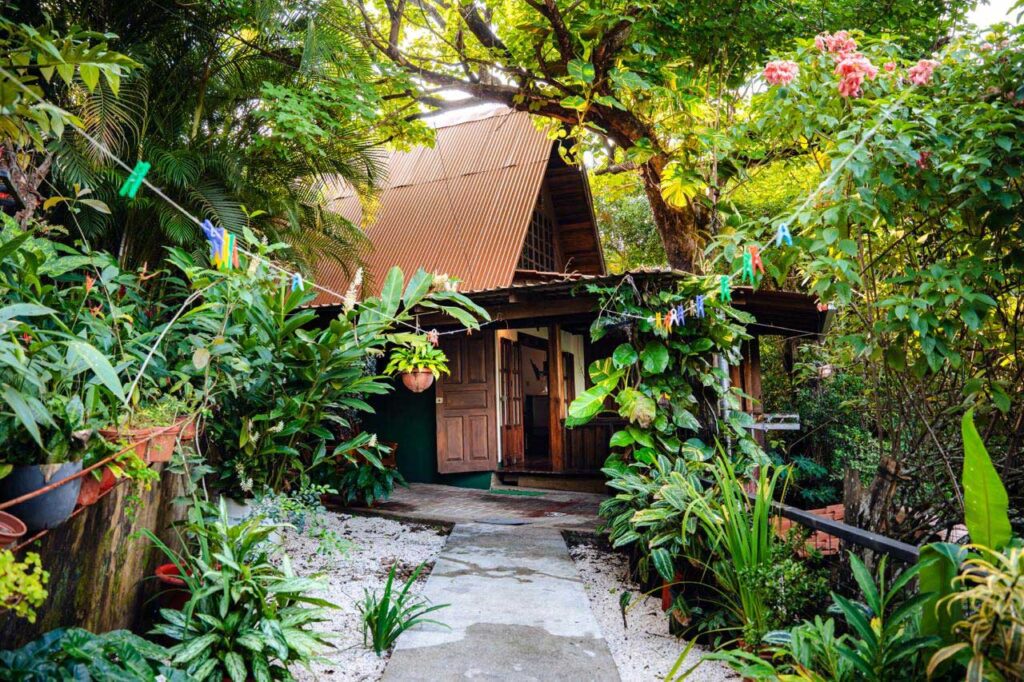 Casa Carpintero Lineado - Flor de Paraiso Bungalows - Montezuma